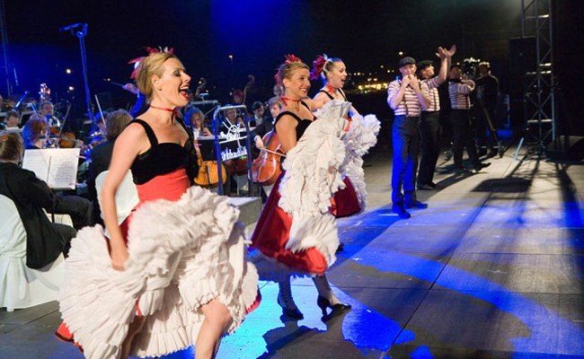 Spectacle cabaret et revue parisienne avec french cancan - Spectacle ...
