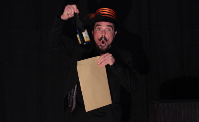 Magie tout public, tout terrain - Spectacle de magie par Magic Moustache