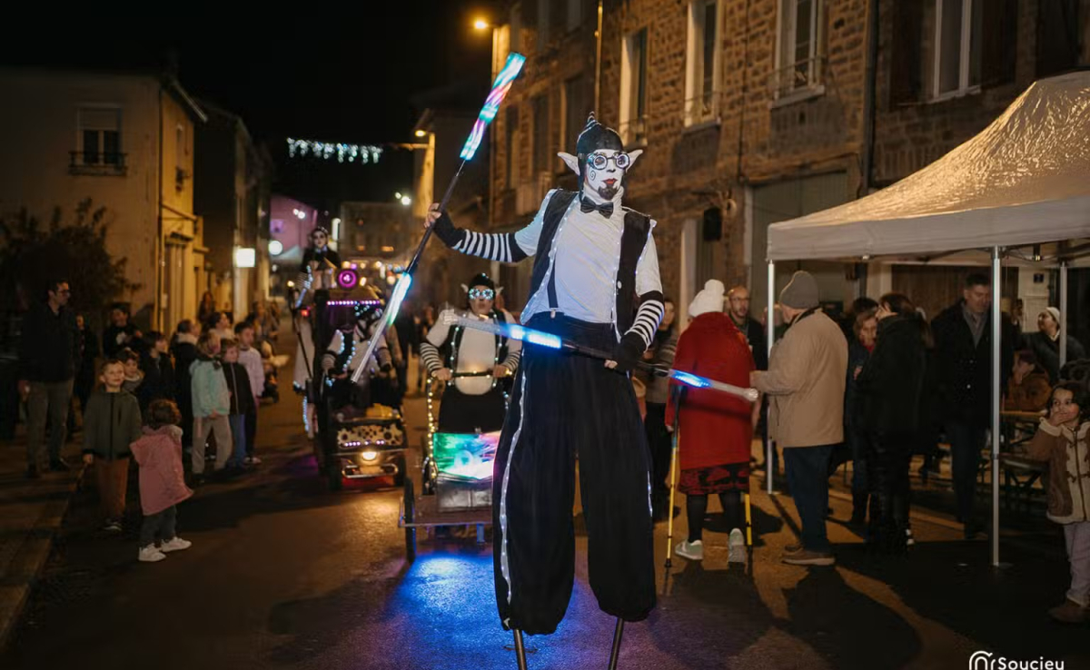 Parade rue lumineuse - Spectacle de rue multidisciplinaire par Bastien ...